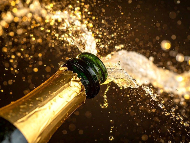 Los corchos de champagne pueden volar a 80 km/h: la ciencia detrás del ...